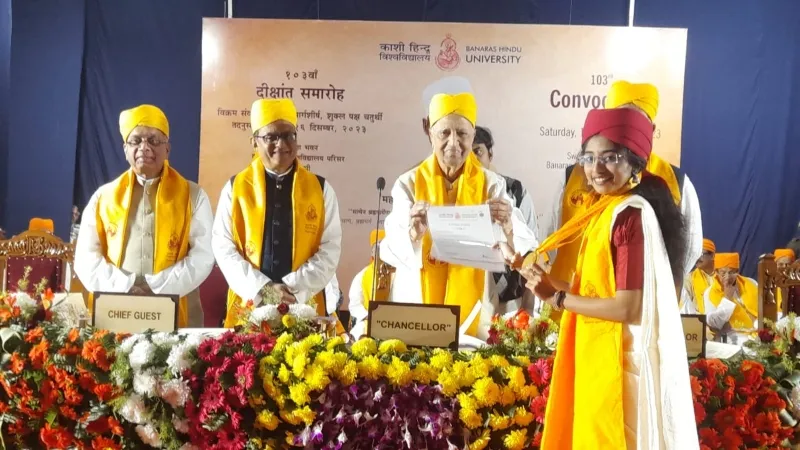 BHU 103rd convocation ceremony : मुख्य अतिथि ने छात्रों को दिए मेडल, दी ...