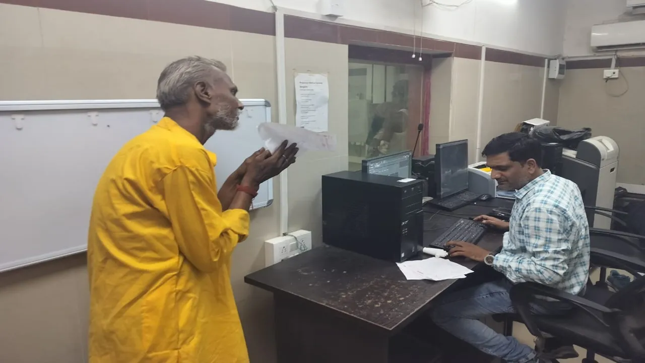 Smart fone नहीं तो X-ray रिपोर्ट नहीं... सुलतानपुर मेडिकल का फरमान ...