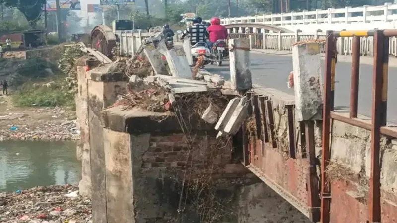 मुरादाबाद : जर्जर हालत में गागन नदी पर बना पुल, बरेली जैसे हादसे का ...