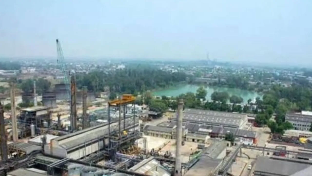 Kanpur: फर्टिलाइजर कारखाने में उत्पादन फिर ठप, एनर्जी नॉर्म्स की ओट में ...