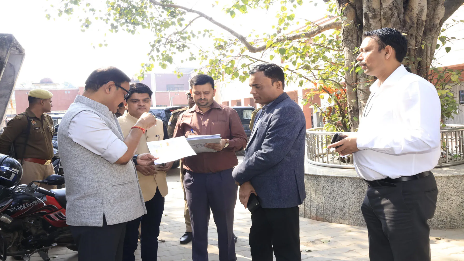 Bareilly : डुप्लीकेट प्रविष्टियों के सत्यापन और बीएलओ कार्य की प्रगति ...