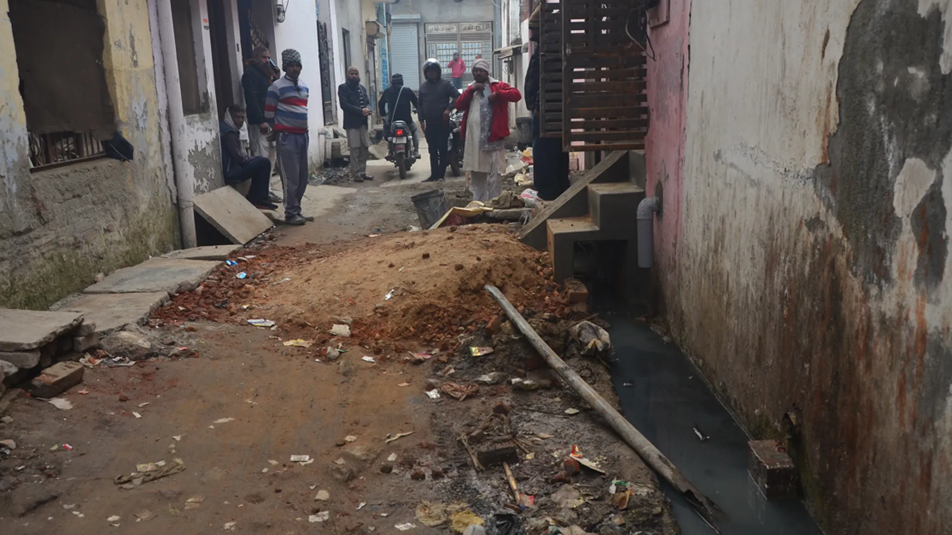 Bareilly : जलभराव और दुर्गंधयुक्त पानी से परेशान एजाजनगर के लोग - Amrit ...