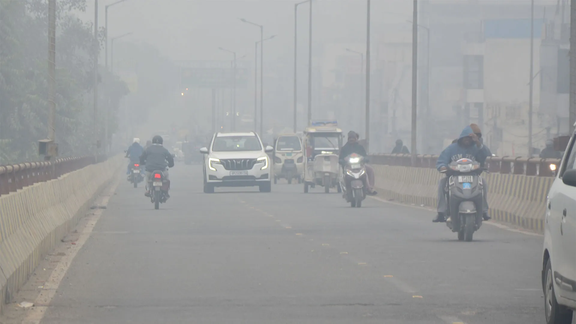 Bareilly: बरेली में सीजन का सबसे ठंडा दिन, जनजीवन प्रभावित - Amrit Vichar