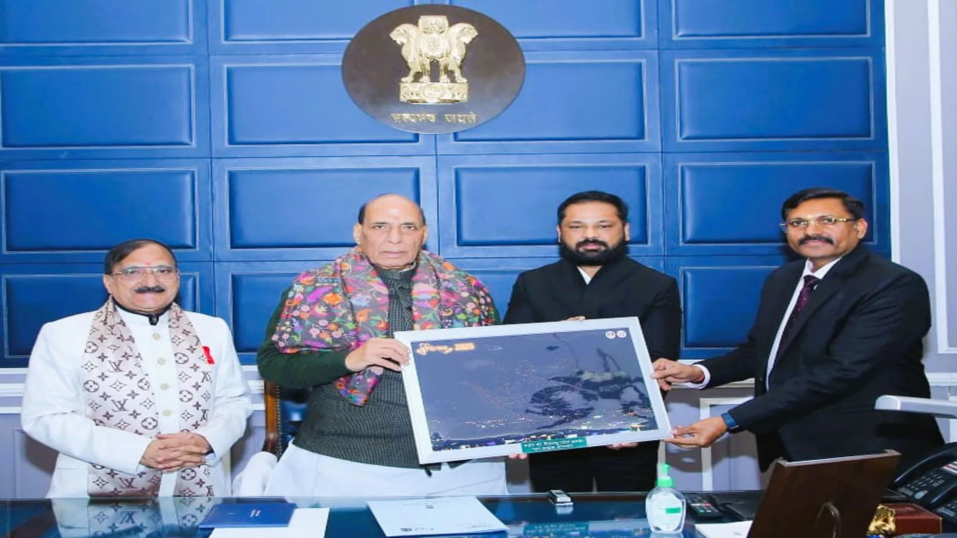 Moradabad: रक्षा मंत्री से मिले मंडलायुक्त...महापौर और नगर आयुक्त ...