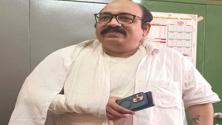 Barabanki News : गड्ढे के ऊपर था रेड कार्पेट, गिरने से टूटा एसीएमओ का ...
