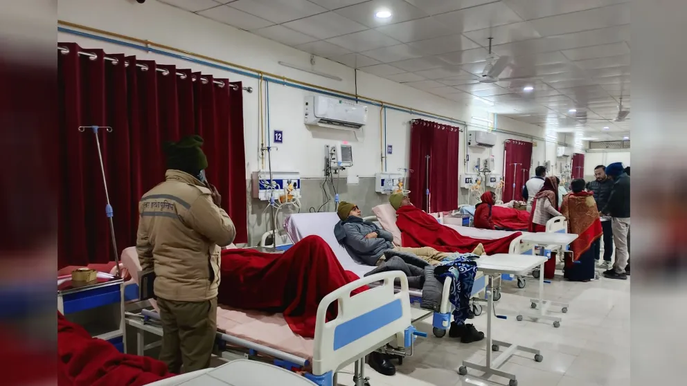 पीलीभीत : डिवाइडर से टकराई पीएसी की गाड़ी, सात जवान घायल - Amrit Vichar