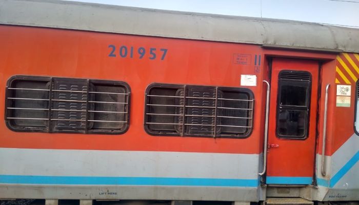 Mahoba News : बोगी में खराबी आने से 40 मिनट खड़ी रही बरौनी एक्सप्रेस ...