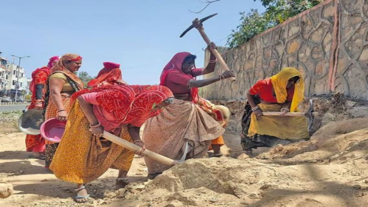 NREGA से जुड़े मुख्य नियम और शर्तें, जानिये कैसे और किसे मिलता है ...
