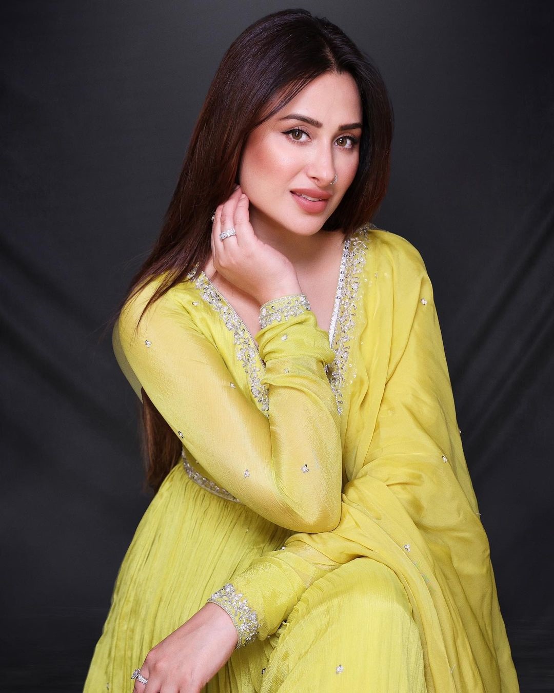 Mahira Sharma Photo : जुल्फें लहराते हुए कैमरे के सामने बेबाक हुईं ...