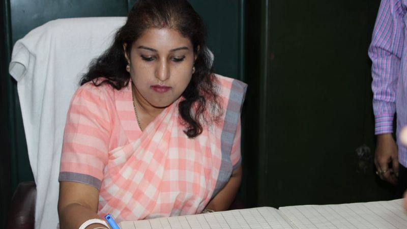 Auraiya : DM नेहा प्रकाश ने संभाला चार्ज, बोली- हमारी प्राथमिकता सरकार की योजनाओं को अंतिम ...