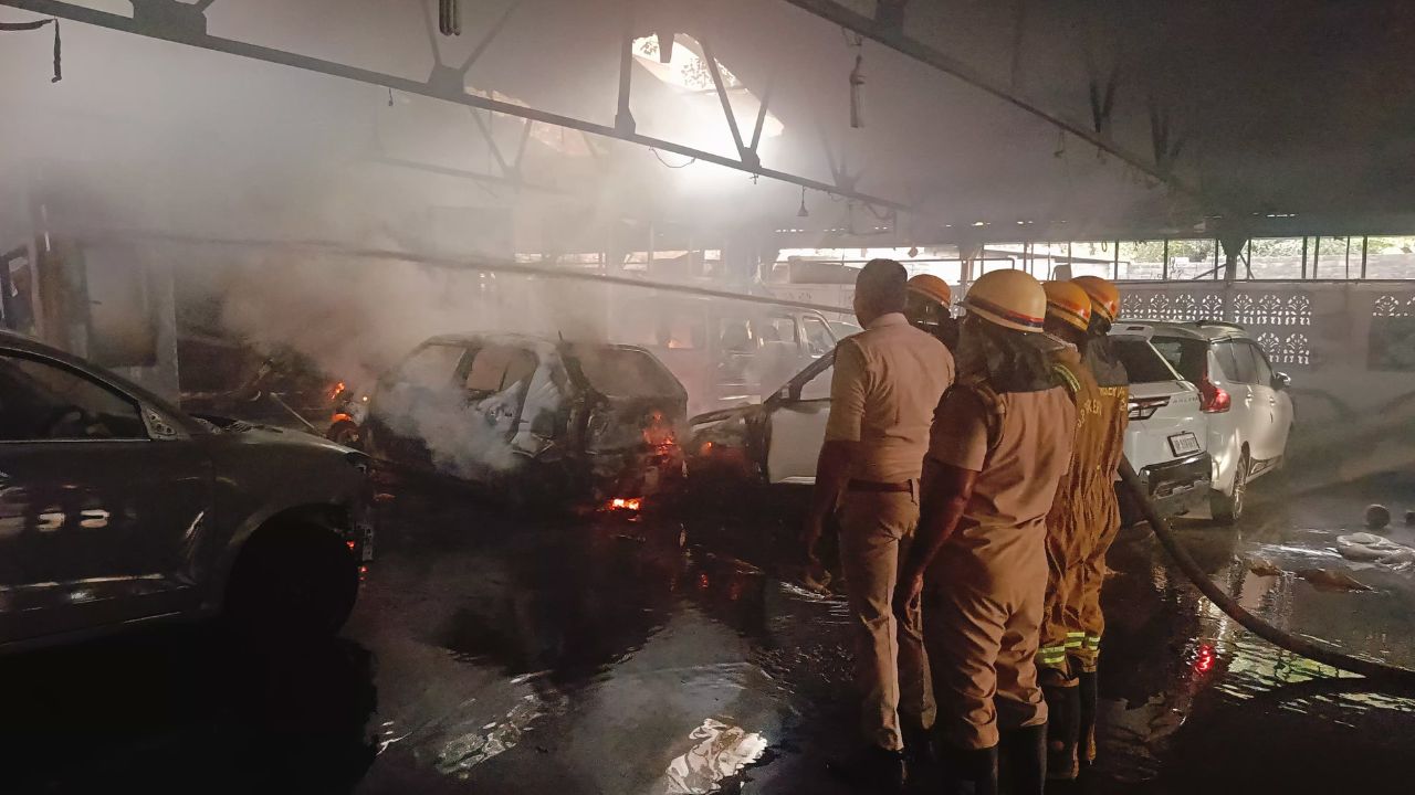 Kanpur Fire: KTL के वर्कशॉप और कुर्सी फैक्ट्री में लगी भीषण आग...15 कारें और लाखों का माल जलकर ...